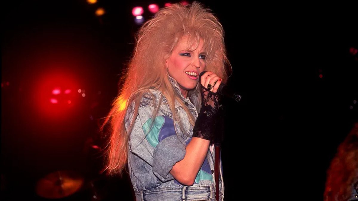 Janet Gardner, ancienne chanteuse de Vixen, se remémore la tournée avec ...