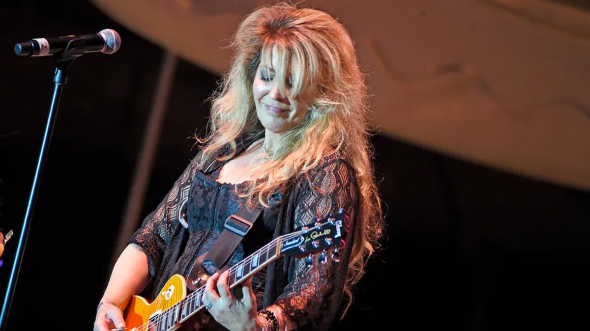 Janet Gardner, ancienne chanteuse de Vixen, se remémore la tournée avec ...